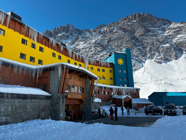 Paseo a Portillo: nieve, historia y la mejor vista de la Laguna del ...